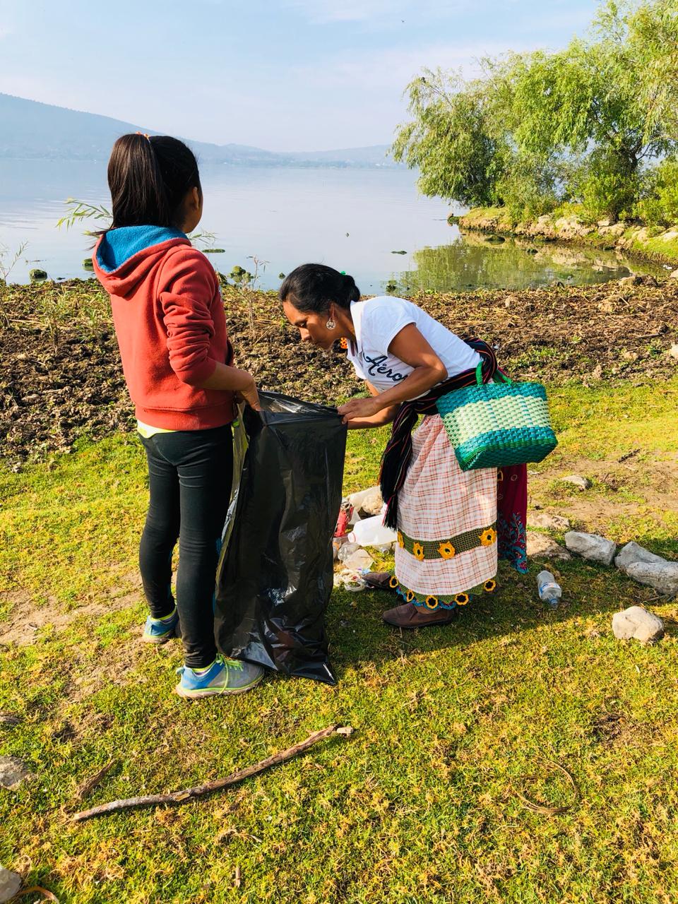 Mujeres Purépechas De Santa Fe Hicieron “Basura Challenge” A Las Orillas Del Lago De Pátzcuaro