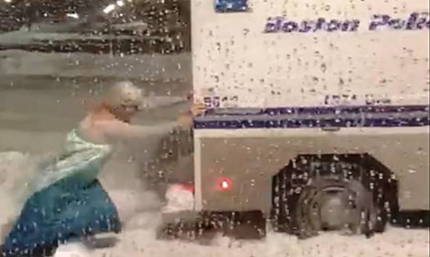Drag Queen Vestida De Elsa ‘Frozen’ Liberó Auto De La Nieve (Video ...