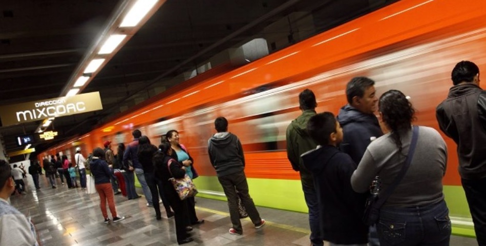 #WTF! Usuarios Del Metro Zapata Se Forman Para Abordar - Changoonga.com ...