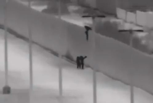 #Vídeos Cachan A Persona Aventando A Niños Desde Muro A Frontera Con EU
