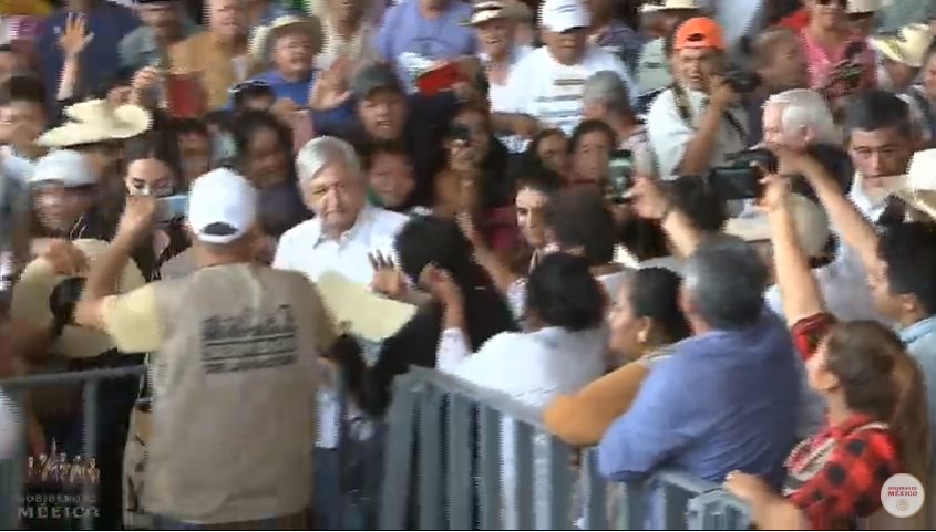 #Michoacán Entre Empujones De La Multitud Arriba AMLO A Huetamo