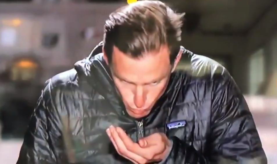 #Video ¡Askaa! Reportero Saca El Gargajo Para Peinarse En Vivo