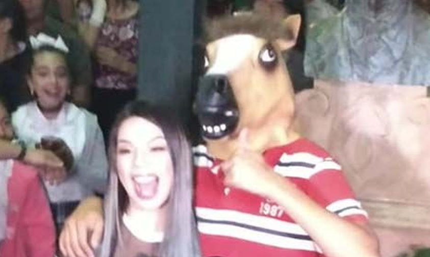 #Video Vato Se Burla De Chica Badabun Con Máscara De Caballo
