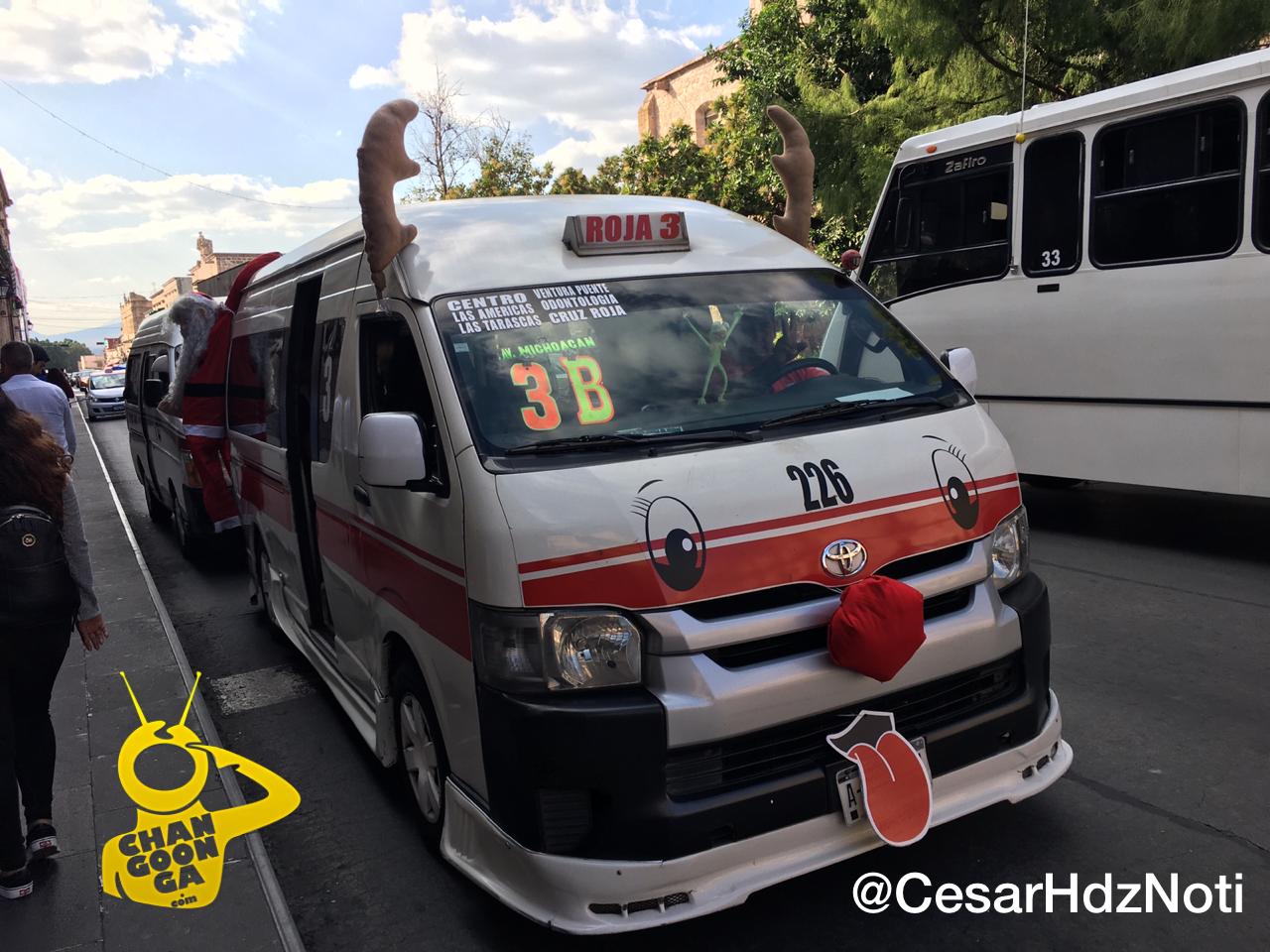 #Morelia Combi Navideña Con Todo Y Santa Claus Recorre El Centro Histórico