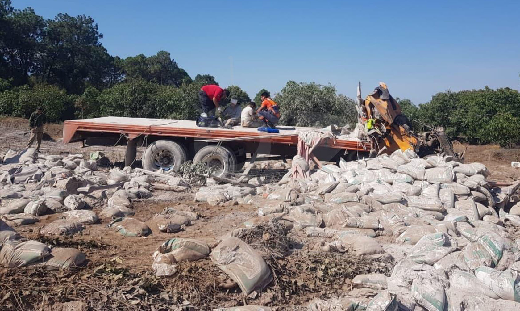 #Michoacán Vuelca Trailer Con Bultos De Cal Y Sobreviven De Puro Milagro