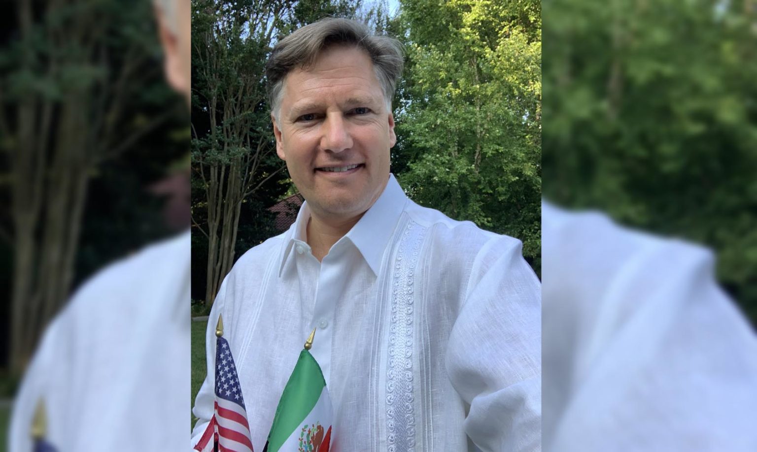 Embajador De EU En México Presume Guayabera Que Le Regaló AMLO