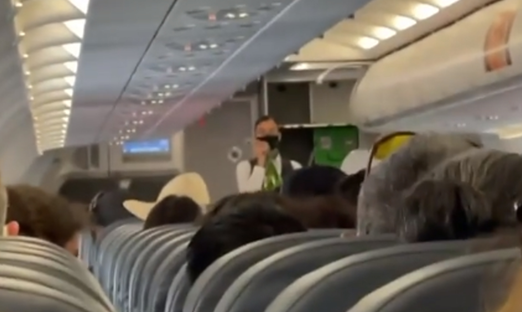 Alburean A Azafata De Viva Aerobus; Le Pidieron Anunciar A “Benito Camelo”