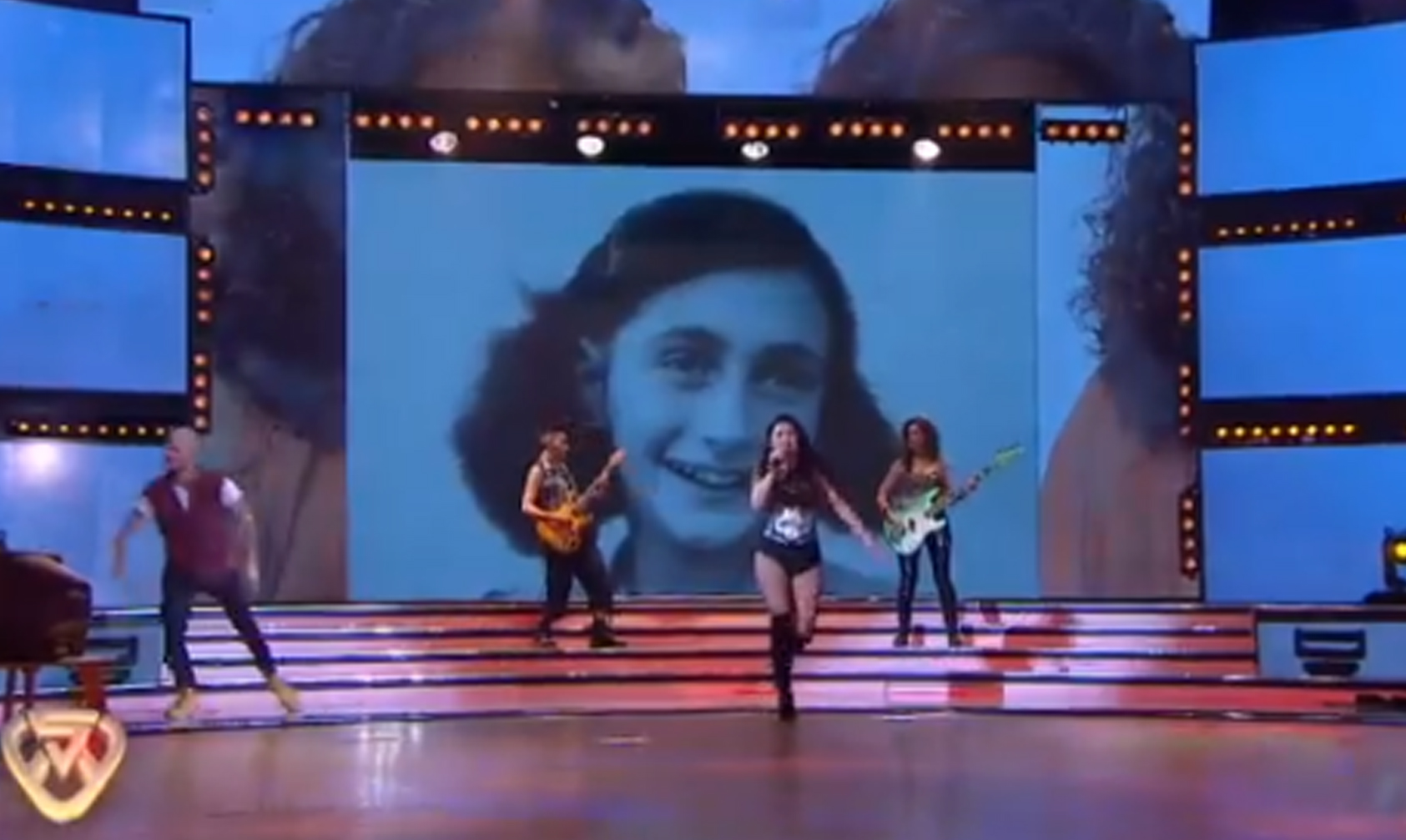 En Show Argentino Morra Canta “Yo No Soy Esa Mujer” Con Ana Frank De Fondo