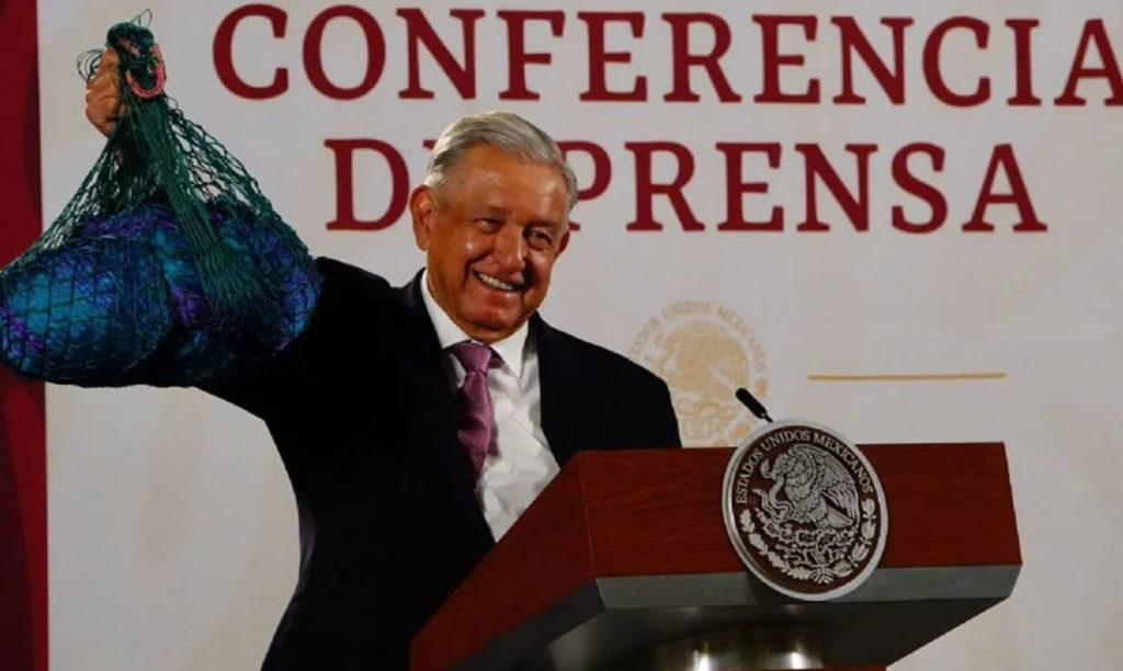 Jóvenes Que Fueron Liberados Gracias A 4T Regalan Hamaca Y Carta A AMLO