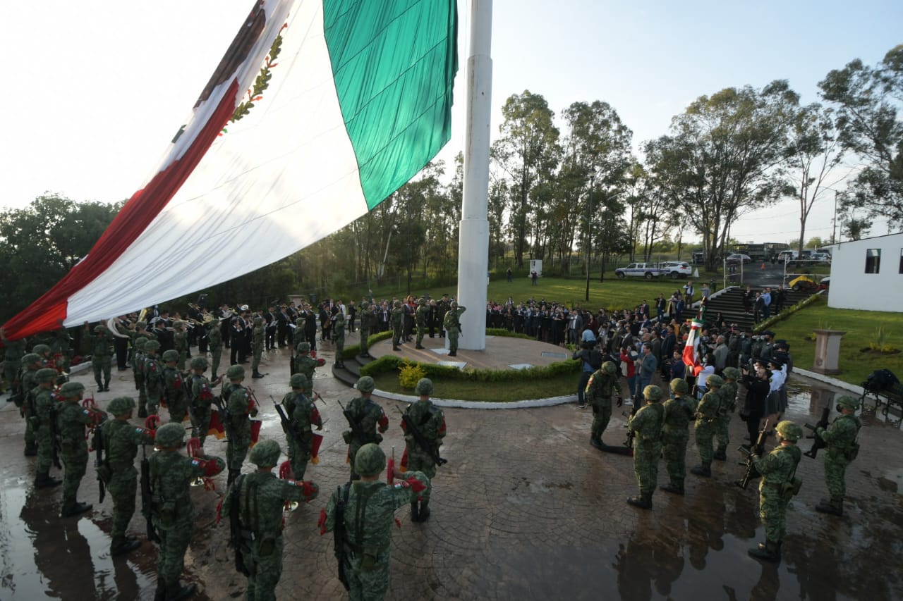 #Morelia Izan Bandera Por Fechas Patrias