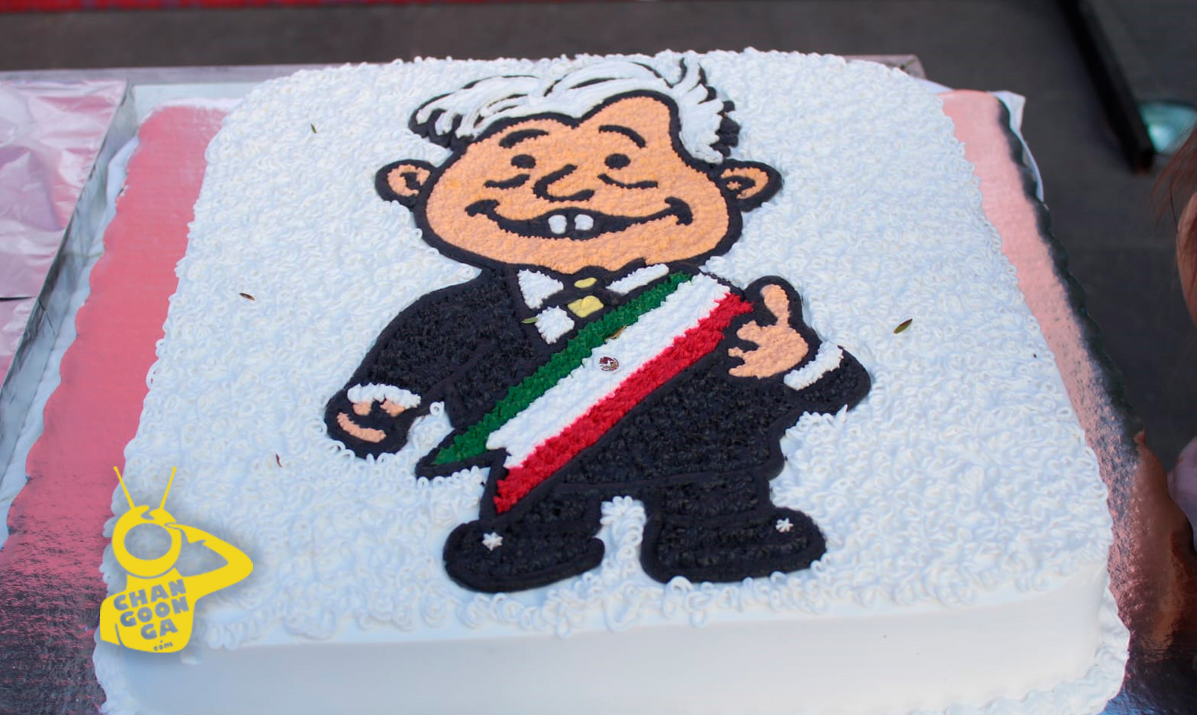 Cerca De 500 Morelian@s Cantaron Las Mañanitas A AMLO Y Partieron Pastel