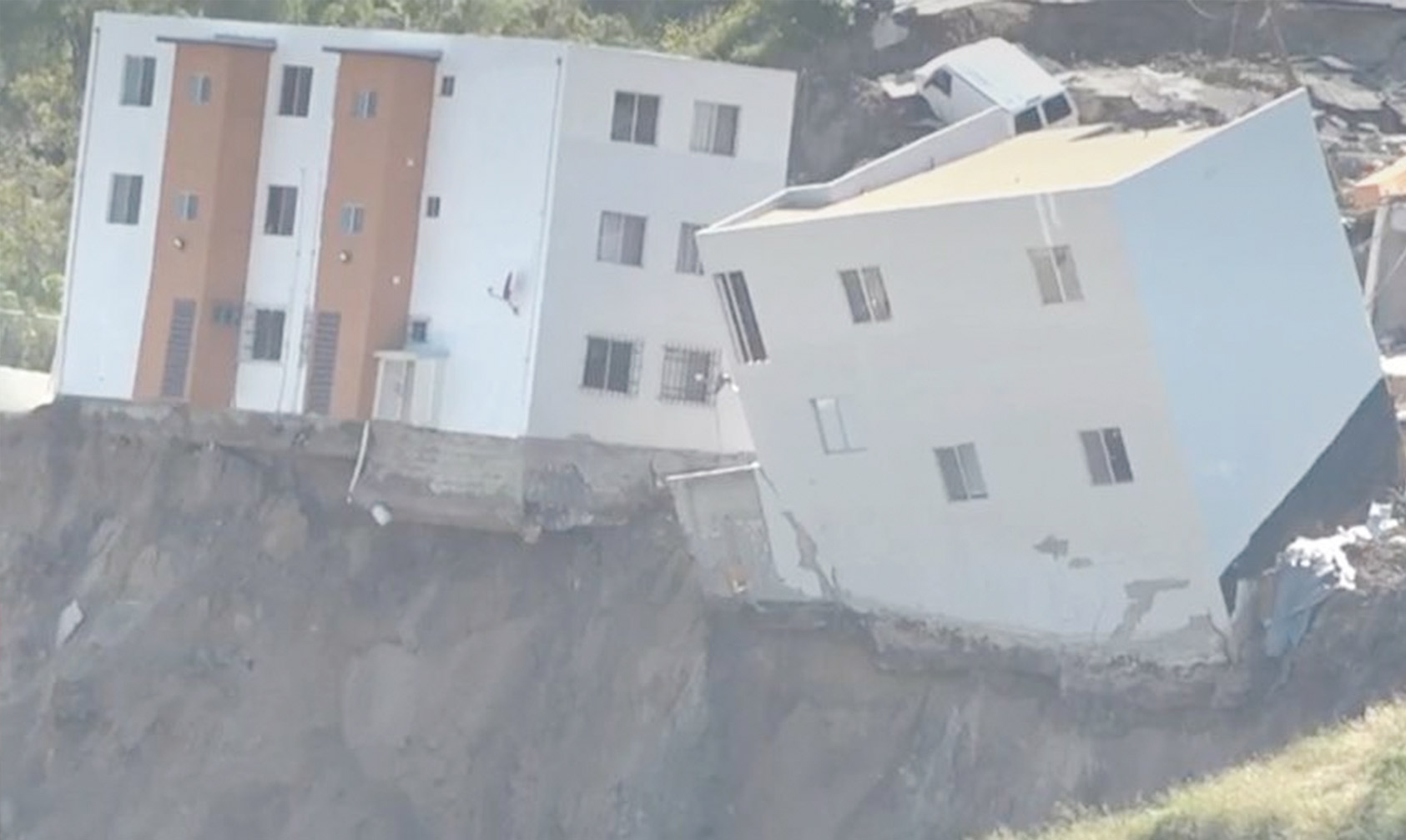 ¡Impactante! Colapsa Edificio Residencial En Tijuana; La Renta Estaba En Dólares - Changoonga ...