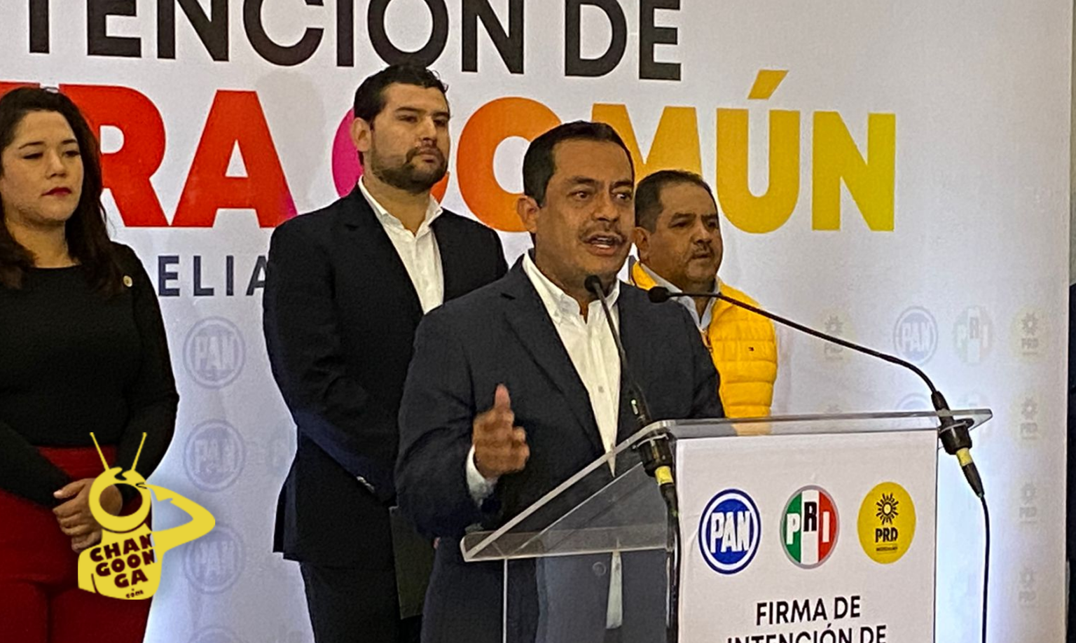 #Michoacán Justifica Delegado PRI Foto De Memo Valencia Junto A Bedolla ...