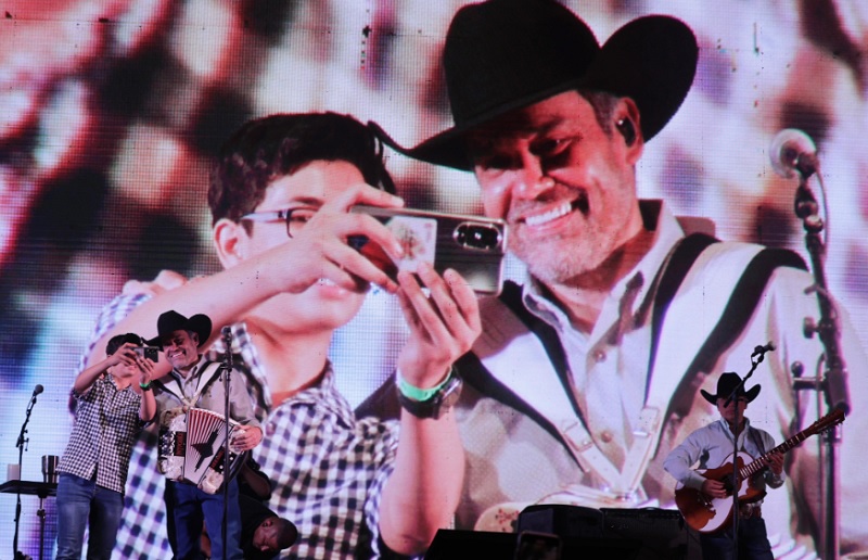 Intocable Cumplió El Sueño A Leonardo, Chavito Moreliano Que Tocó El ...