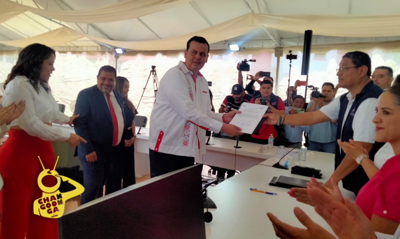 #Michoacán Memo Valencia Recibió Su Constancia Como Diputado 'Pluri ...