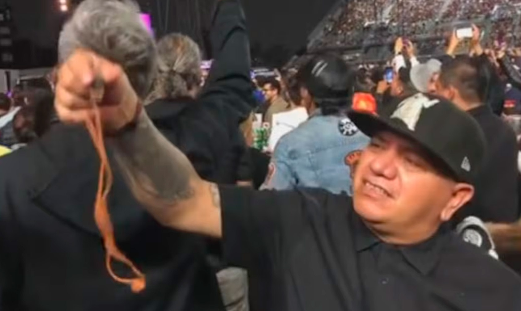 Pasa En México: Vato Esparce Cenizas En Pleno Concierto De Caifanes ...
