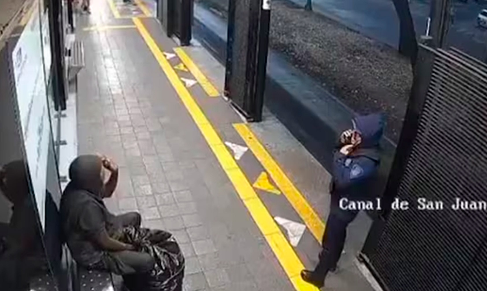 Pasa En México: Vato Empuja A Mujer Policía Al Carril Del Metrobús; Ya ...